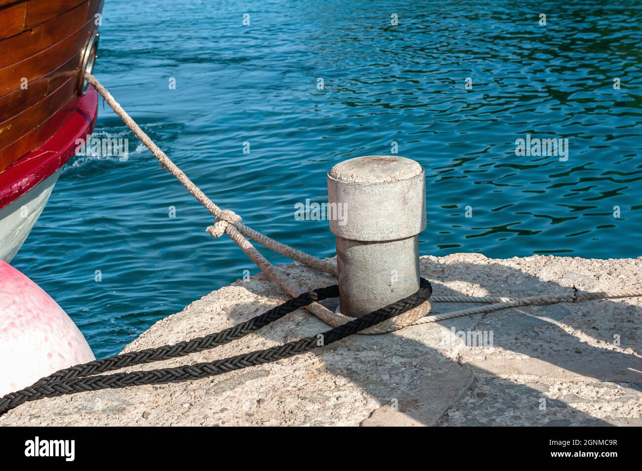 bollard and mooring ropes. mooring bollard with heavy duty mooring ...