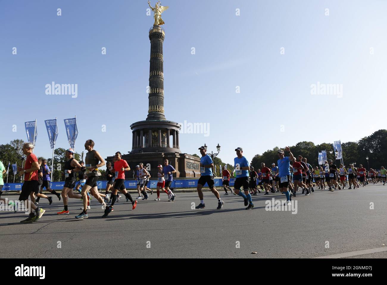 09/26/2021, Berlin, Germany. Runners at the Siegessäule in Berlin ...