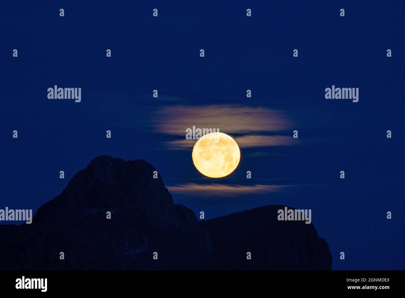Full moon over mountains hi-res stock photography and images - Alamy