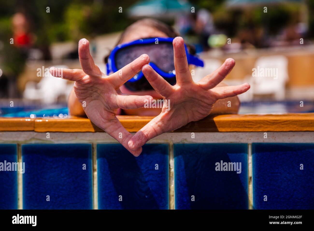 Wrinkles fingers hi-res stock photography and images - Alamy