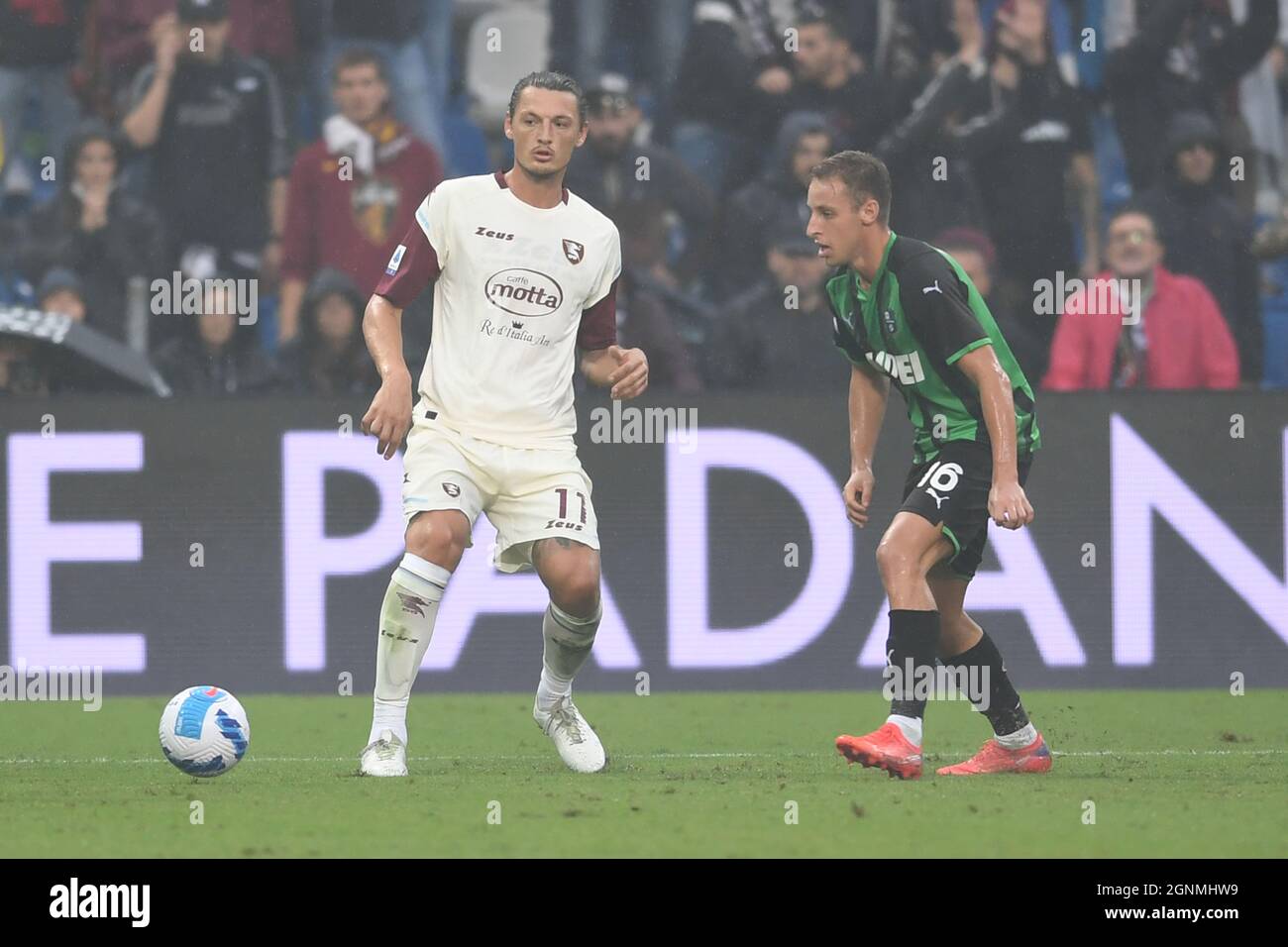 Milan Djuric (Salernitana)Davide Frattesi (Sassuolo) during the Italian ...