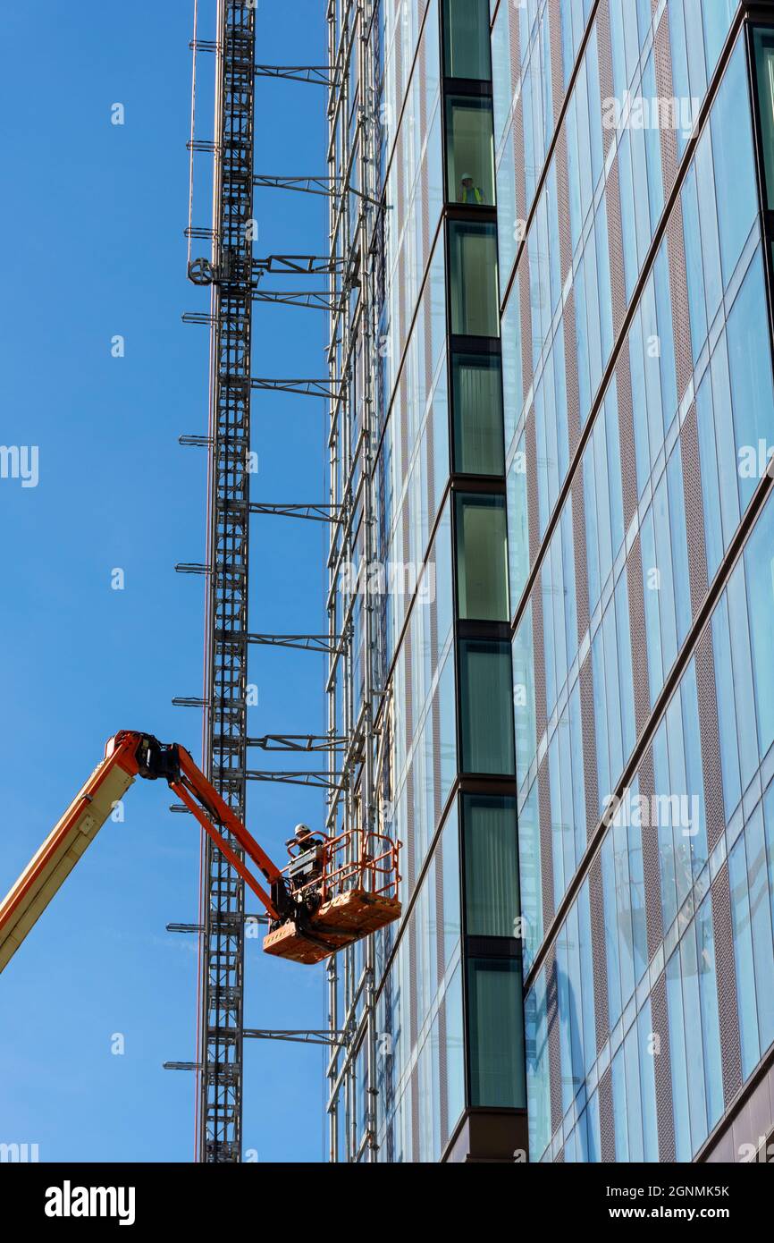 Access platform working at the Elizabeth Tower apartment block under ...