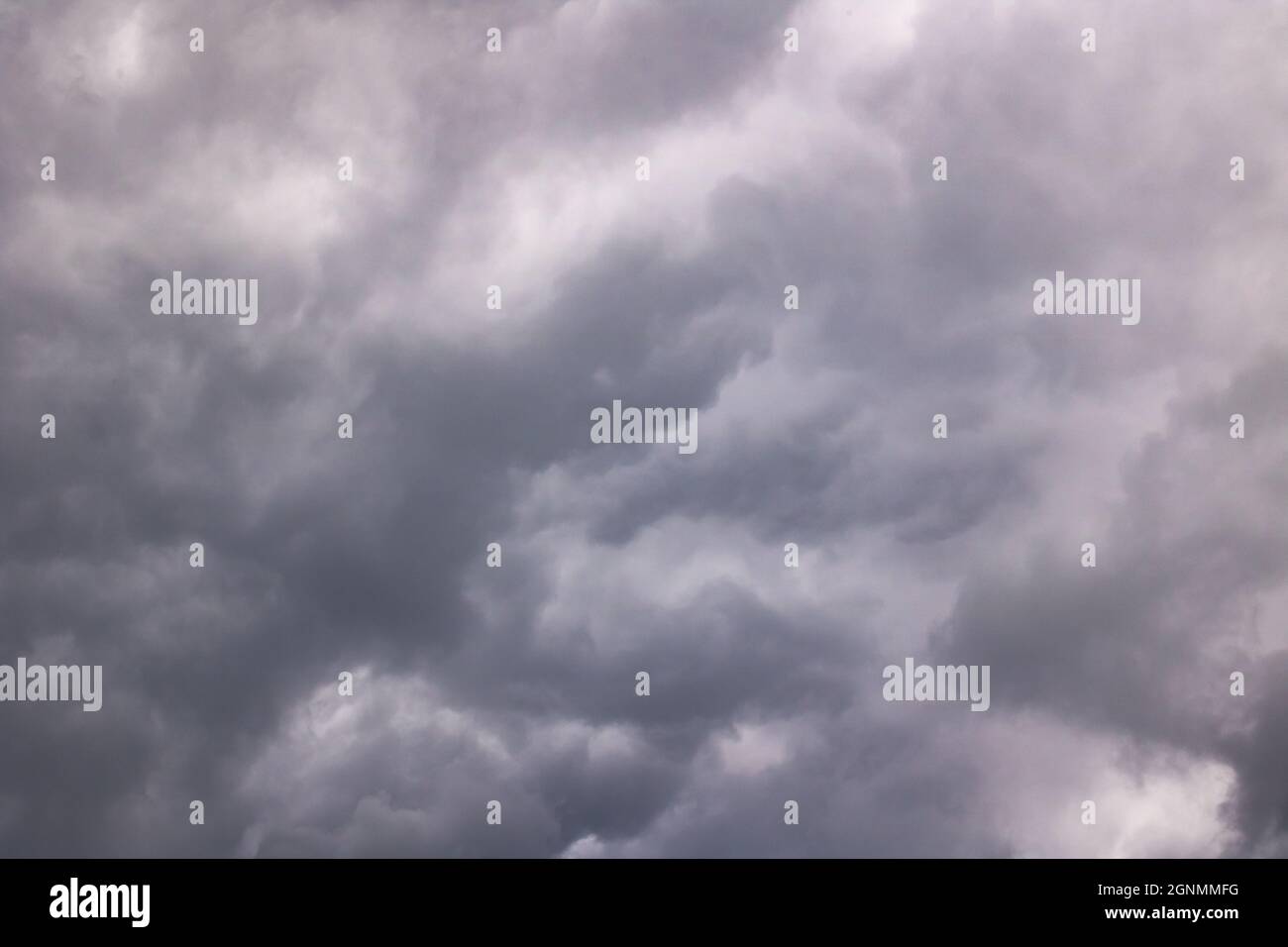 Dark storm clouds in sky, pre-storm condition Stock Photo - Alamy