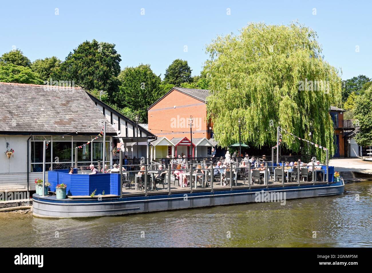 People sitting on riverbank hi-res stock photography and images - Alamy