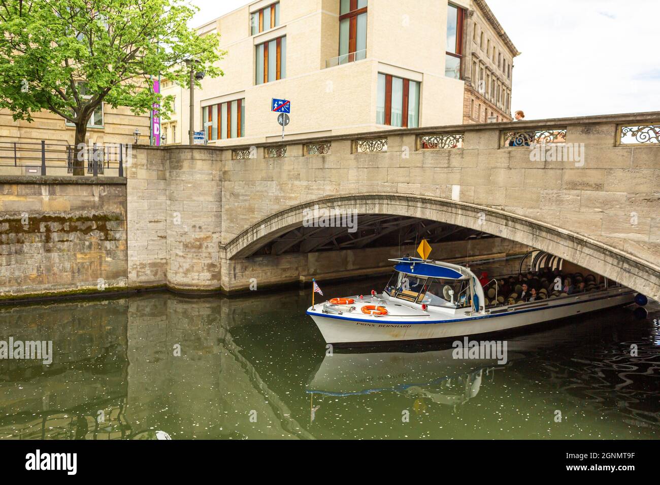 Pleasure boat with vacationers in the city river channel. Berlin ...