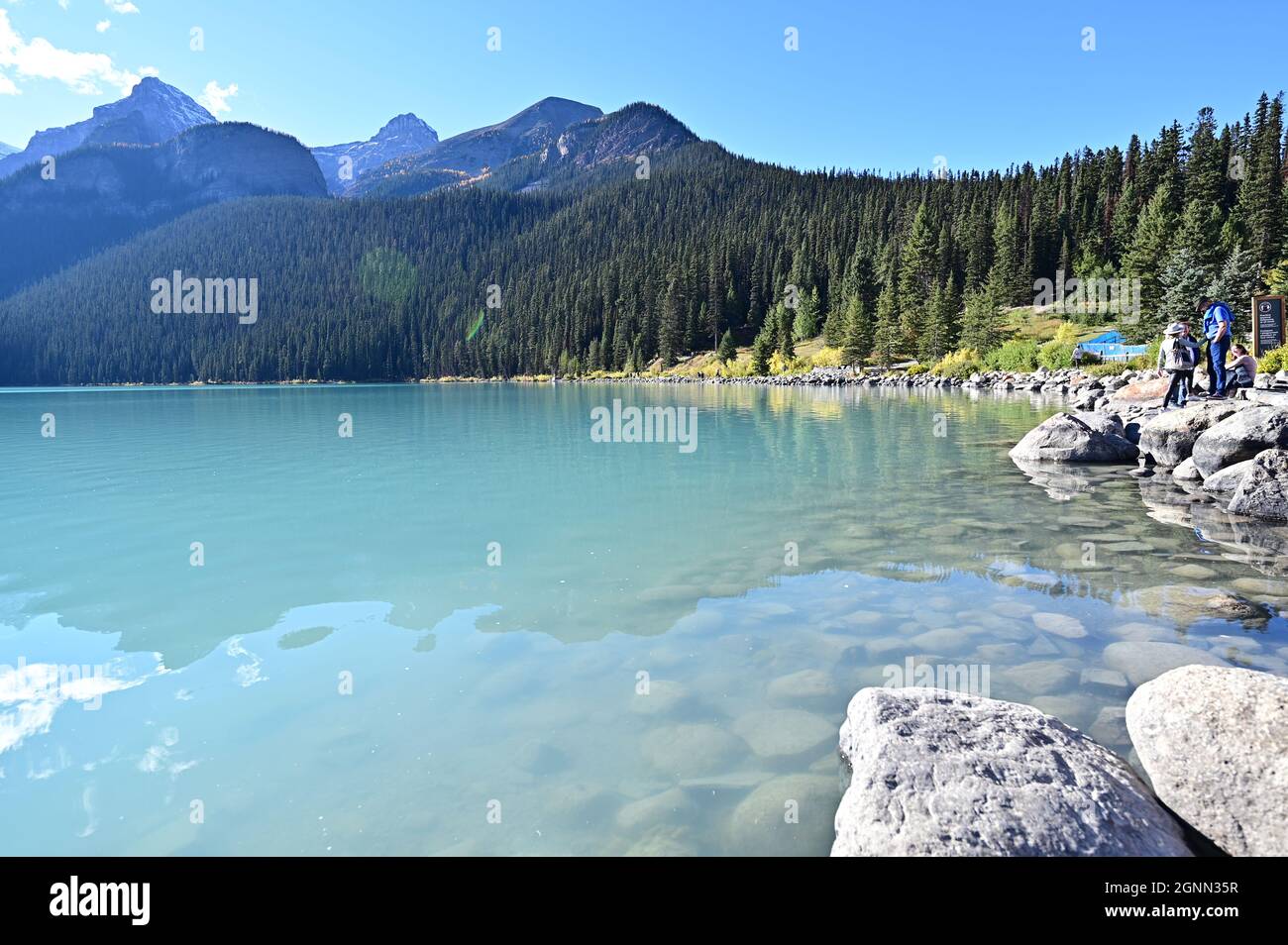 Banff national park lake hi-res stock photography and images - Alamy