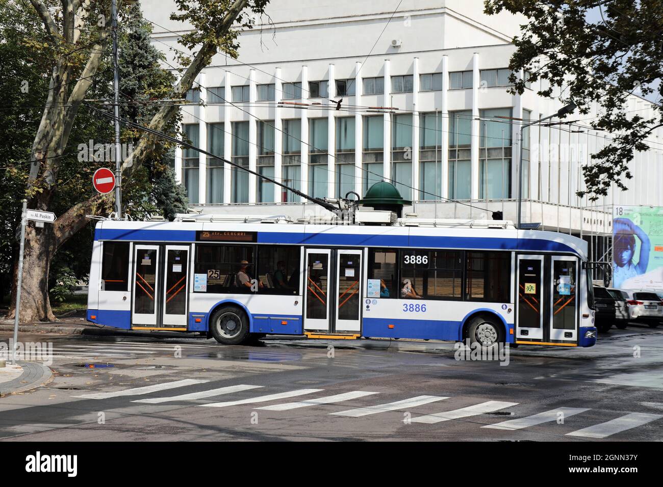 Trolleybus in Chisinau city centre Stock Photo - Alamy