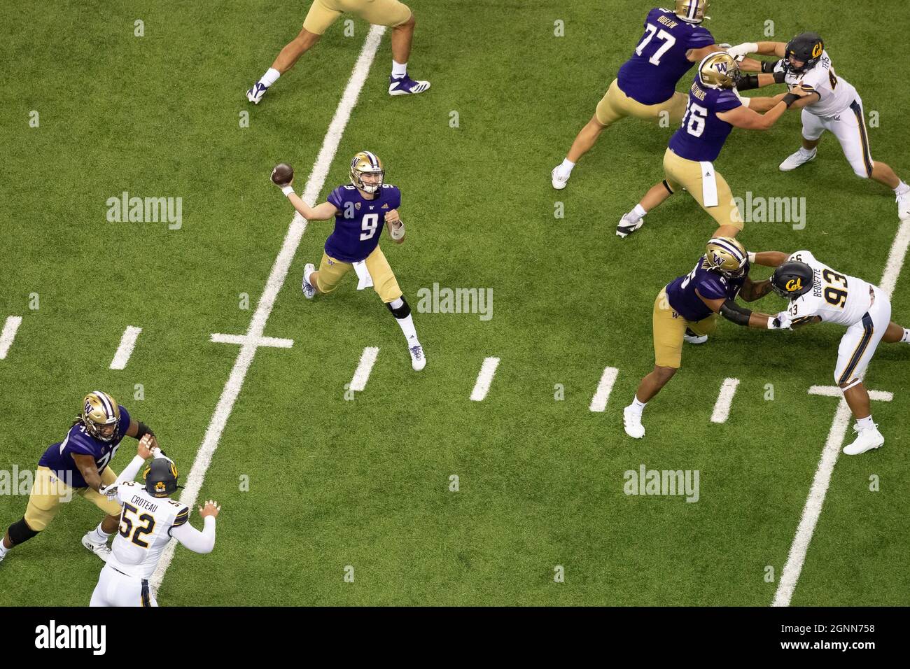 Washington Huskies quarterback Dylan Morris (9) passes the ball during ...