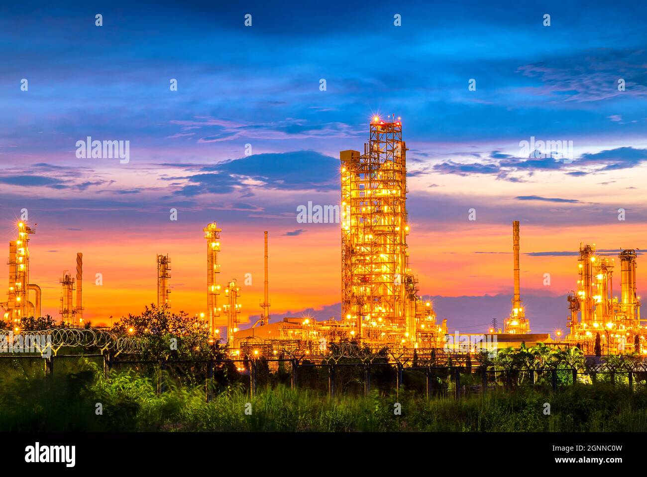 Distillation distillation column refinery hi-res stock photography and ...