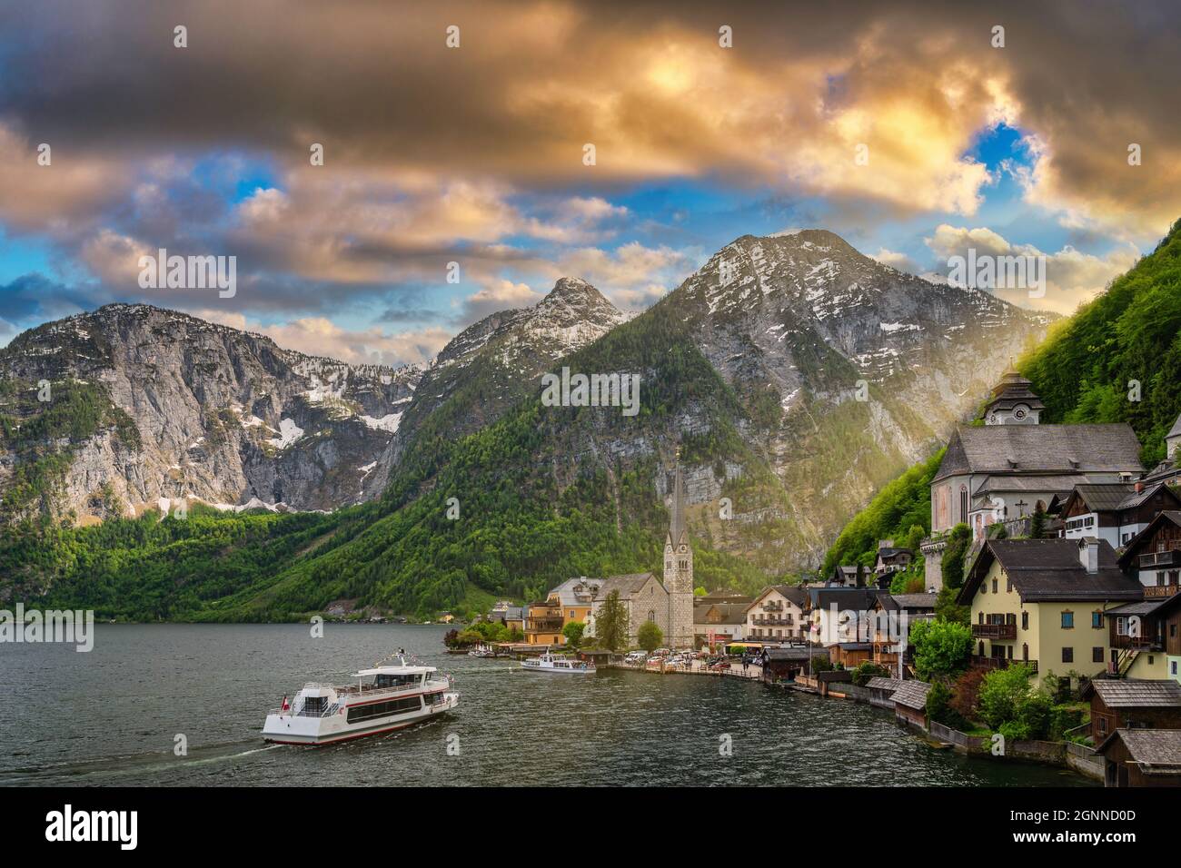 Hallstatt Austria, Nature sunset landscape of Hallstatt village with ...