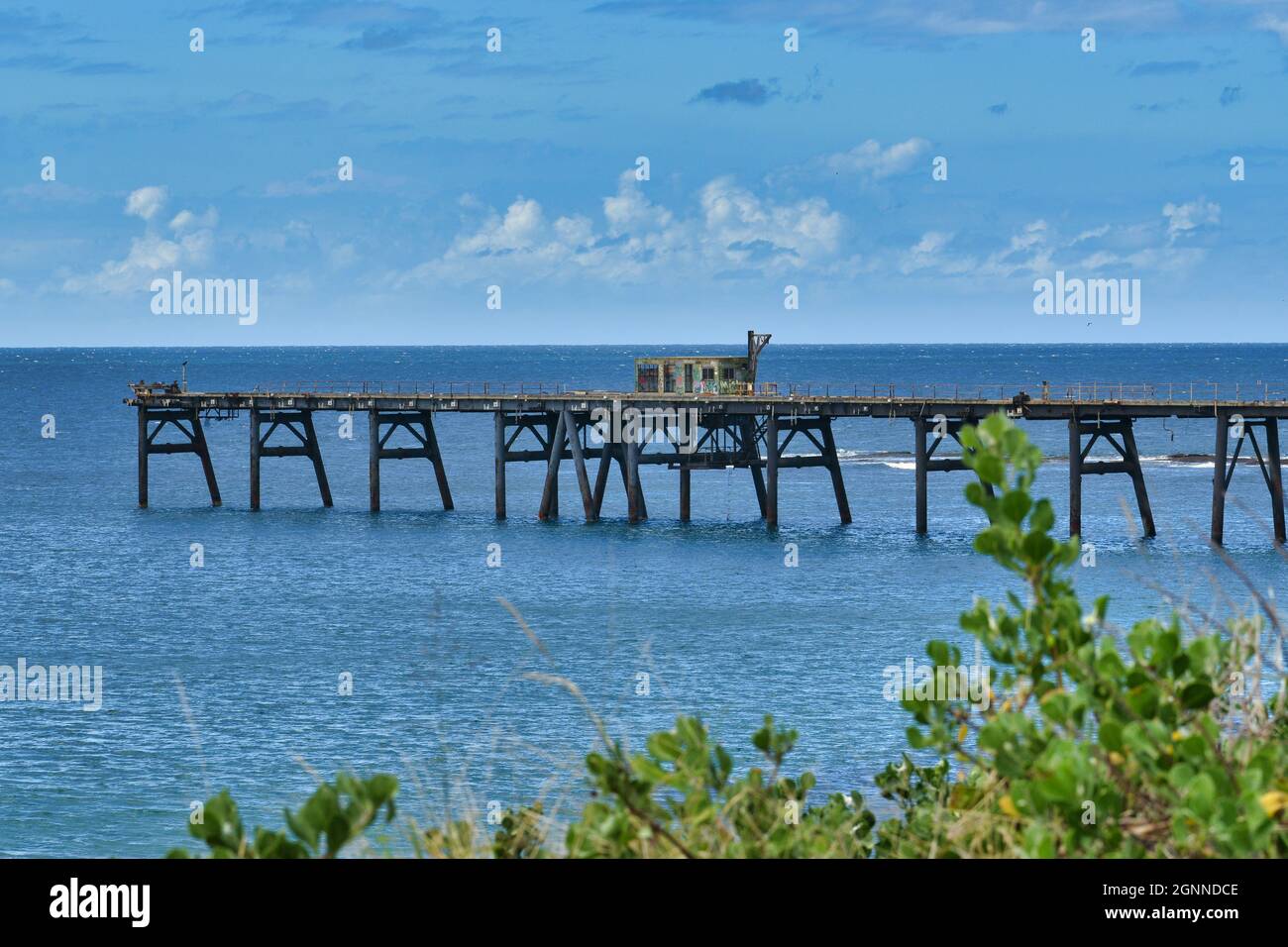 Abandoned jetty hi-res stock photography and images - Alamy