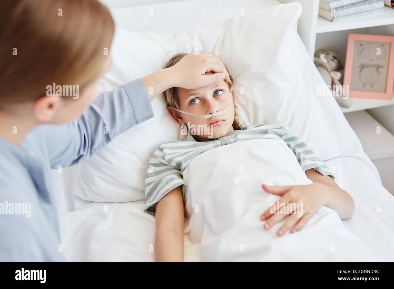 Sick child in hospital hi-res stock photography and images - Alamy