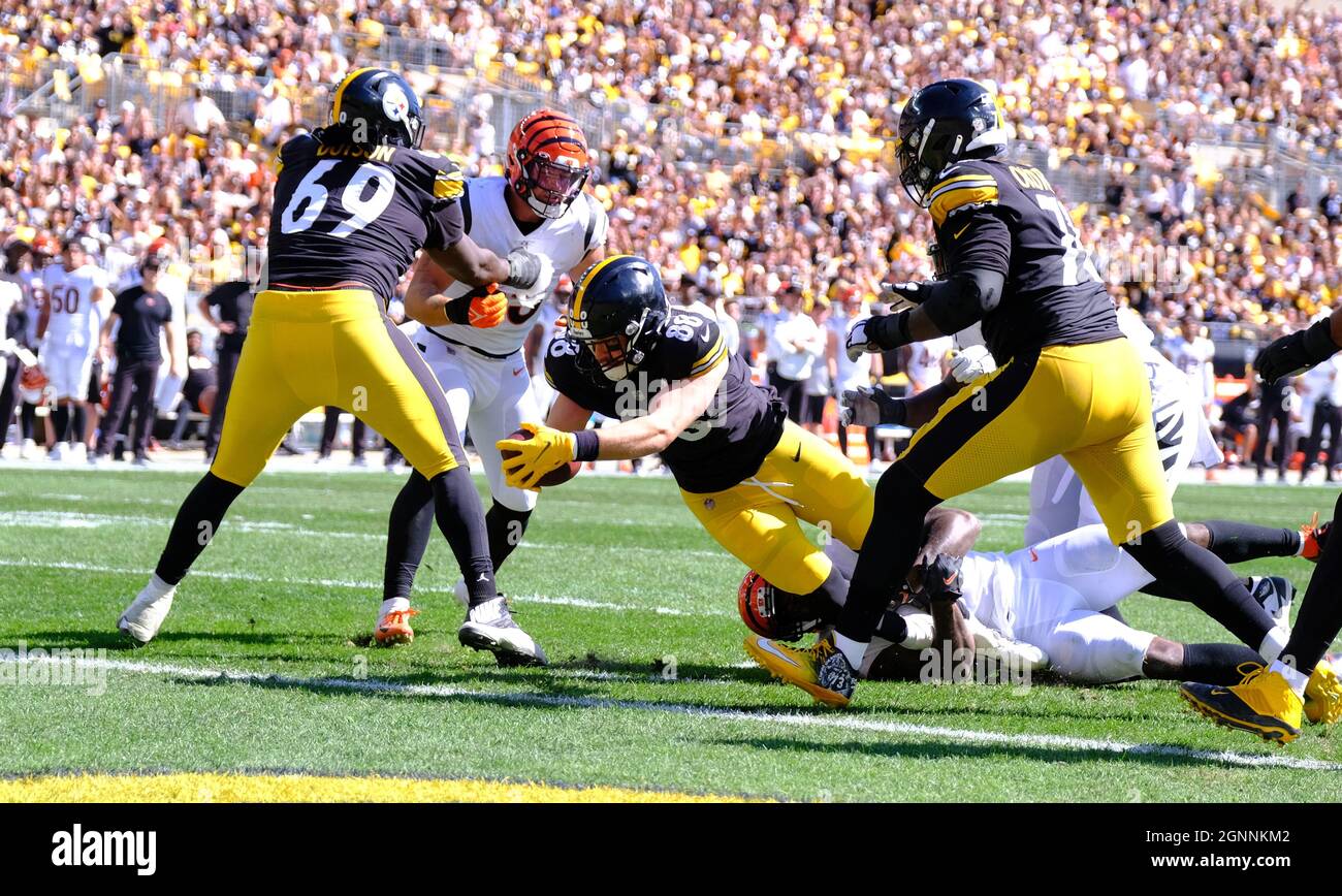 Pittsburgh, PA, USA. 26th Sep, 2021. Pat Freiermuth #88 touchdown ...