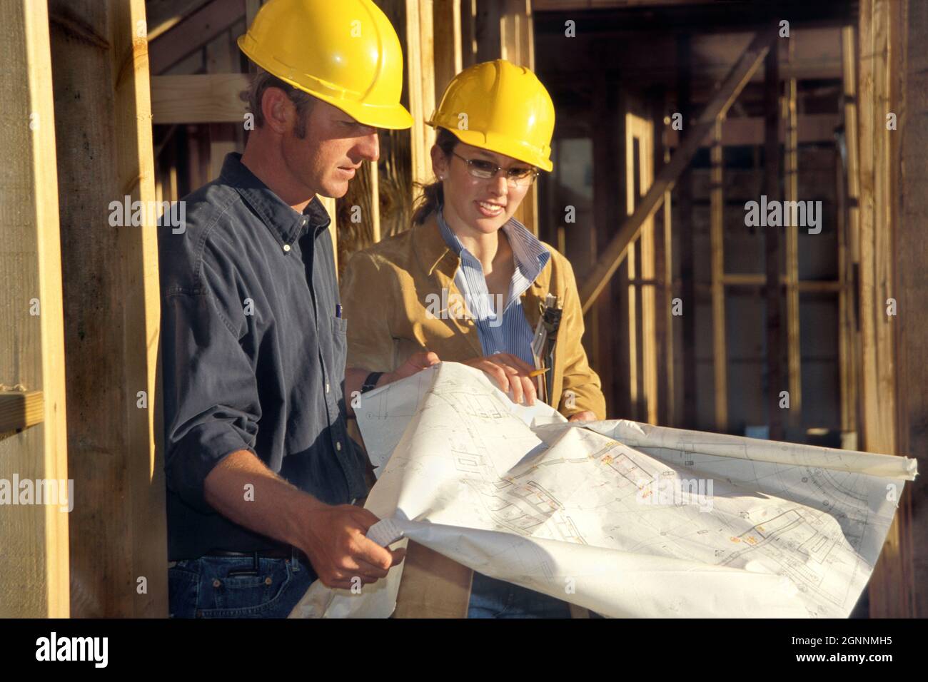 Architect and contractor discuss plan at construction site4, Los ...