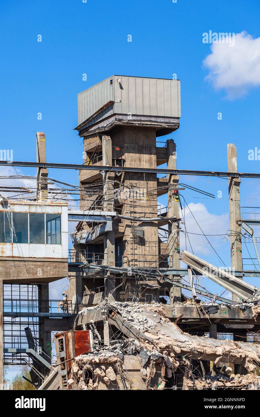 Tower being demolished hi-res stock photography and images - Alamy