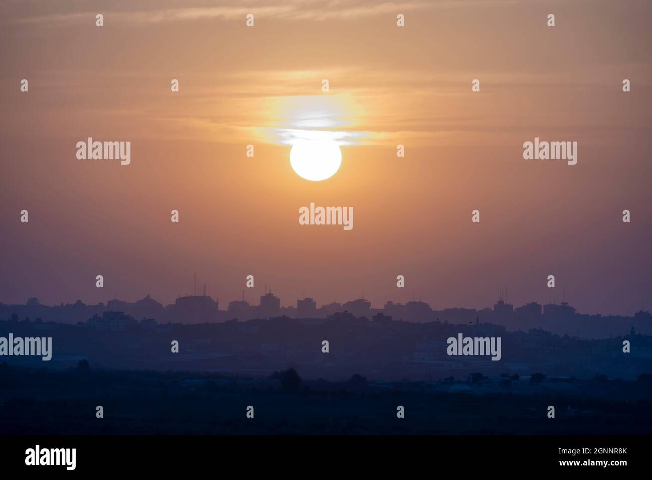 City skyline silhouette border hi-res stock photography and images - Alamy