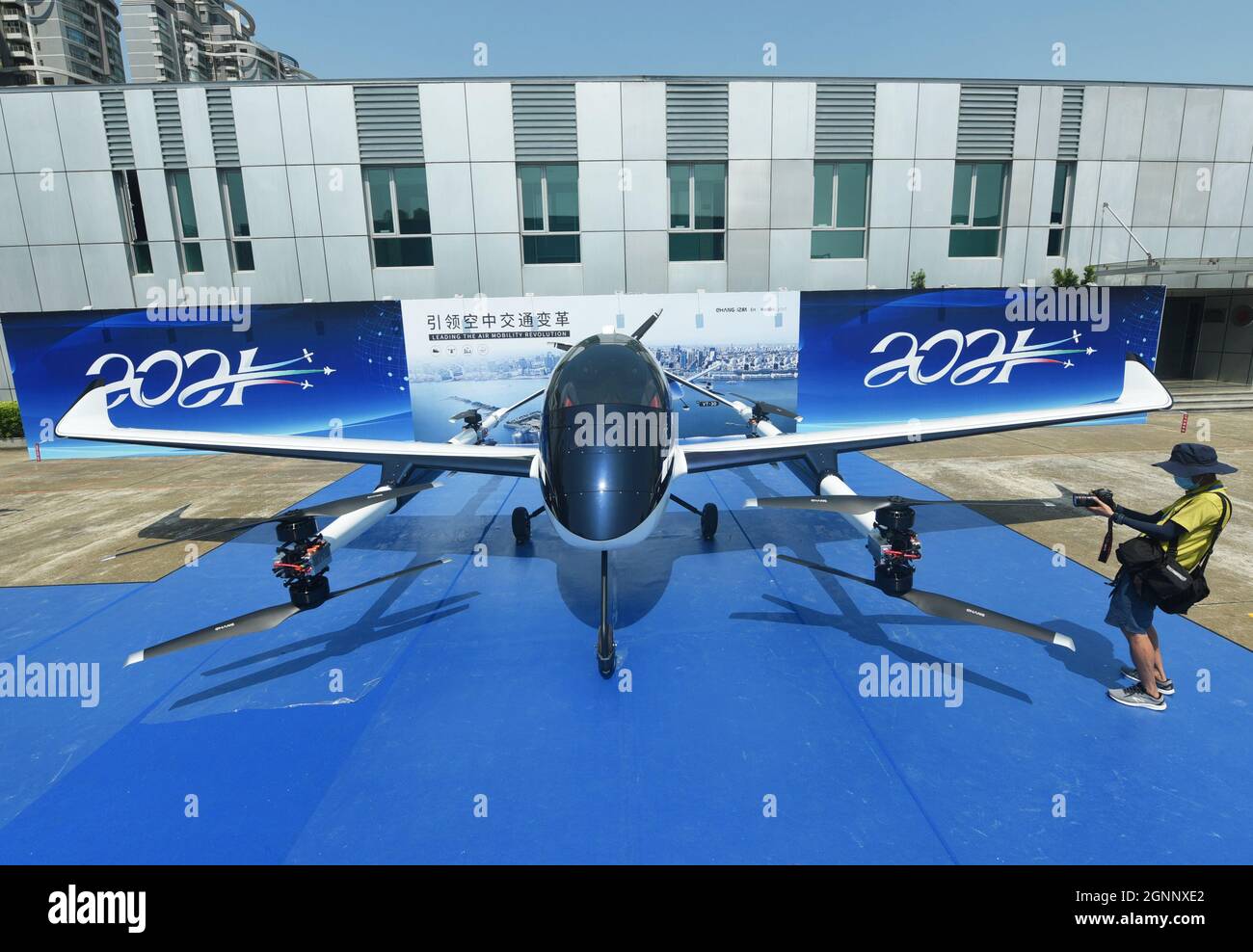 Autonomous vehicles airport hi-res stock photography and images - Alamy