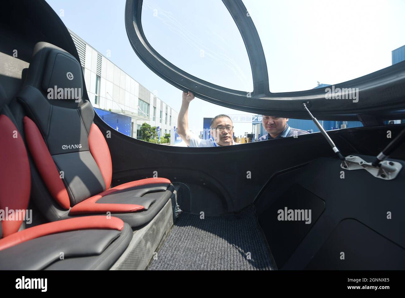 Autonomous vehicles airport hi-res stock photography and images - Alamy