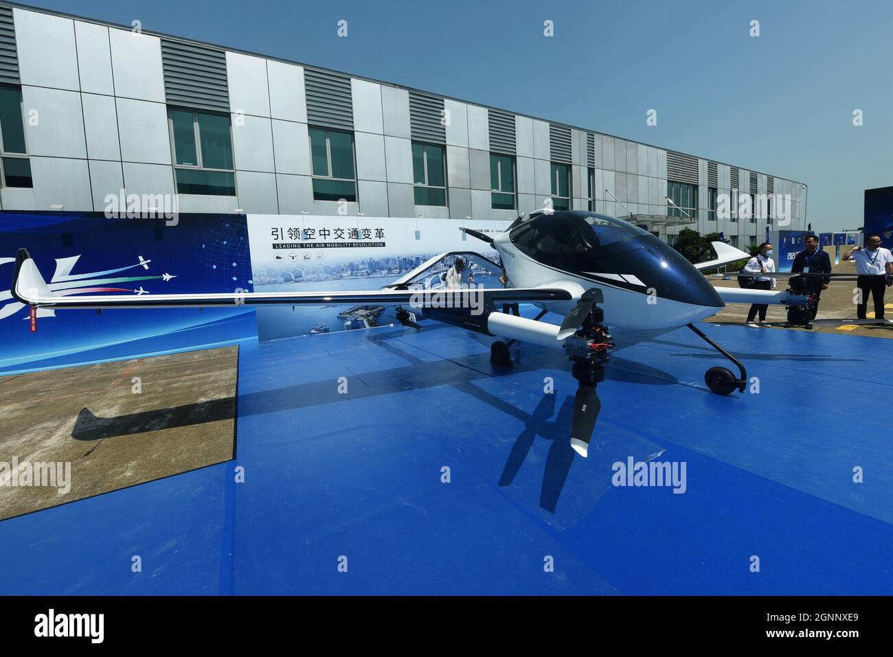 Autonomous vehicles airport hi-res stock photography and images - Alamy