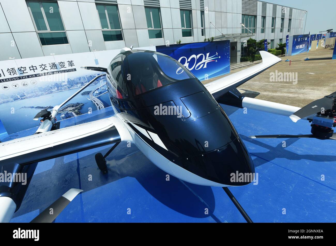 Autonomous vehicles airport hi-res stock photography and images - Alamy
