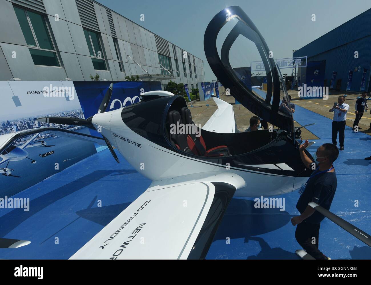 Autonomous vehicles airport hi-res stock photography and images - Alamy