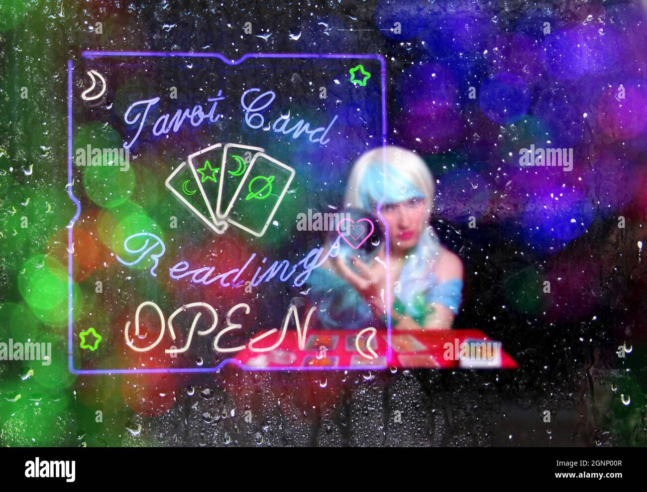 Tarot palm readings hi-res stock photography and images - Alamy