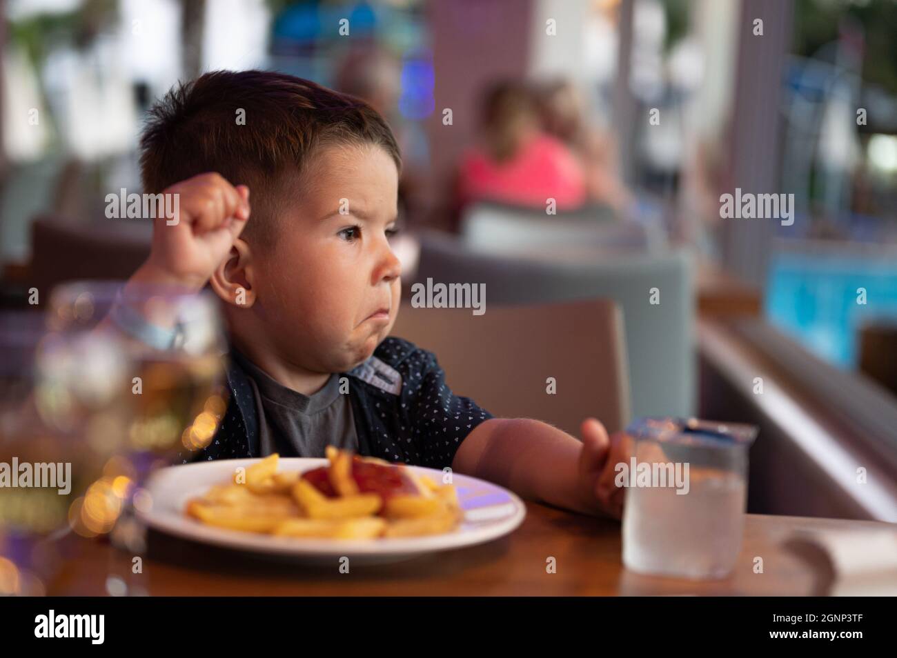 The child is sitting alone in a restaurant Stock Photo - Alamy
