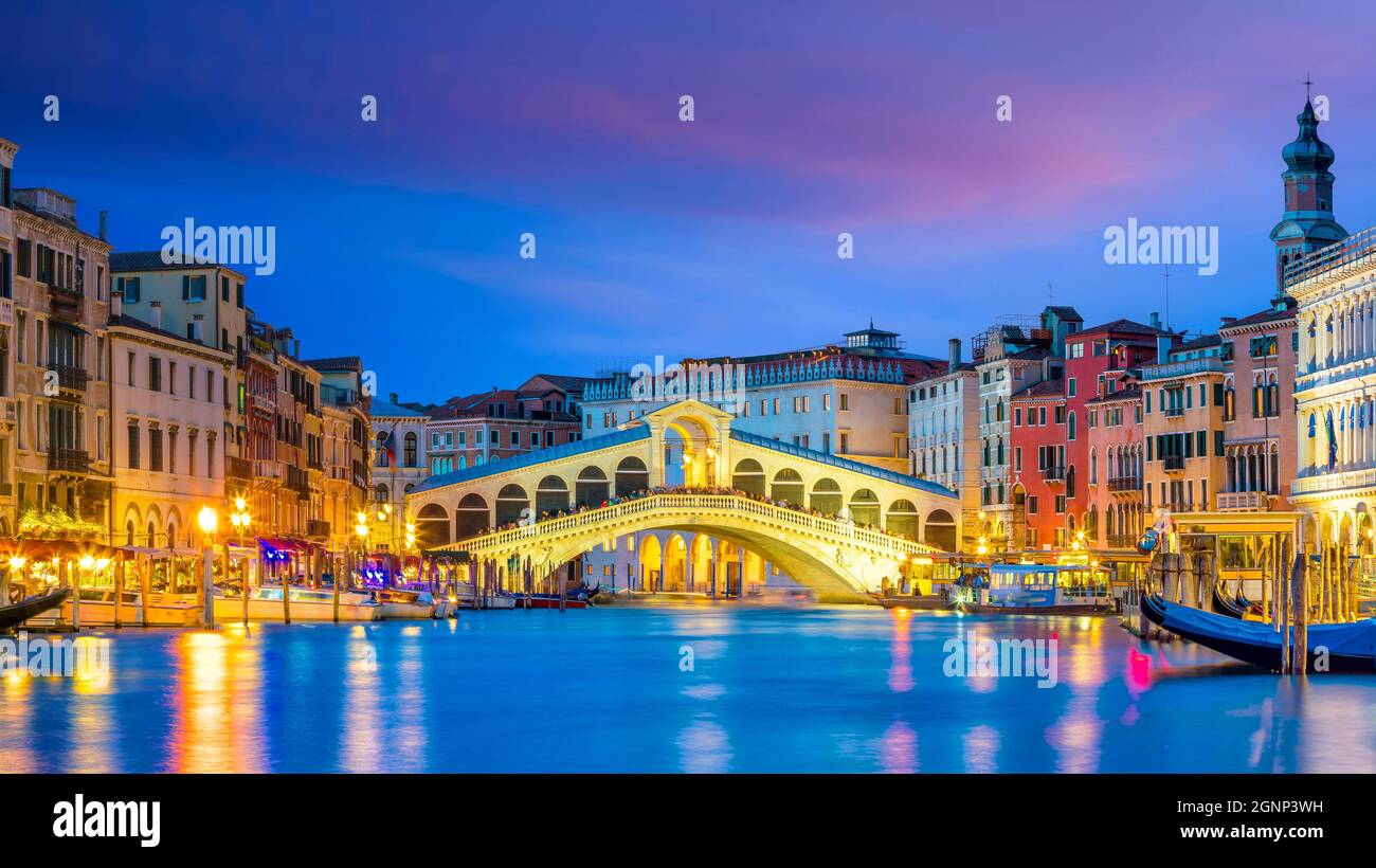 Rialto Bridge in Venice, Italy at twilight Stock Photo - Alamy