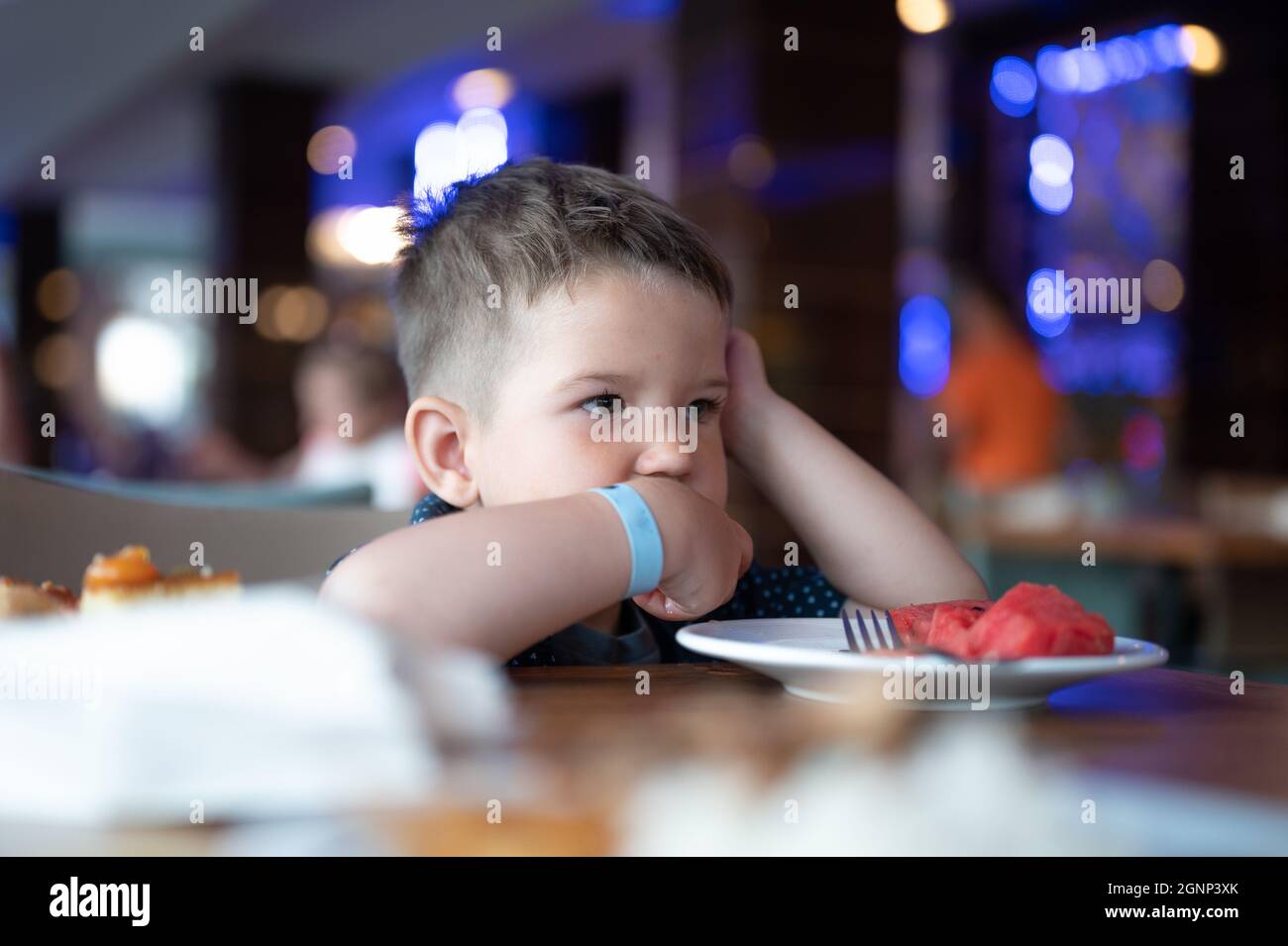 The child is sitting alone in a restaurant Stock Photo - Alamy