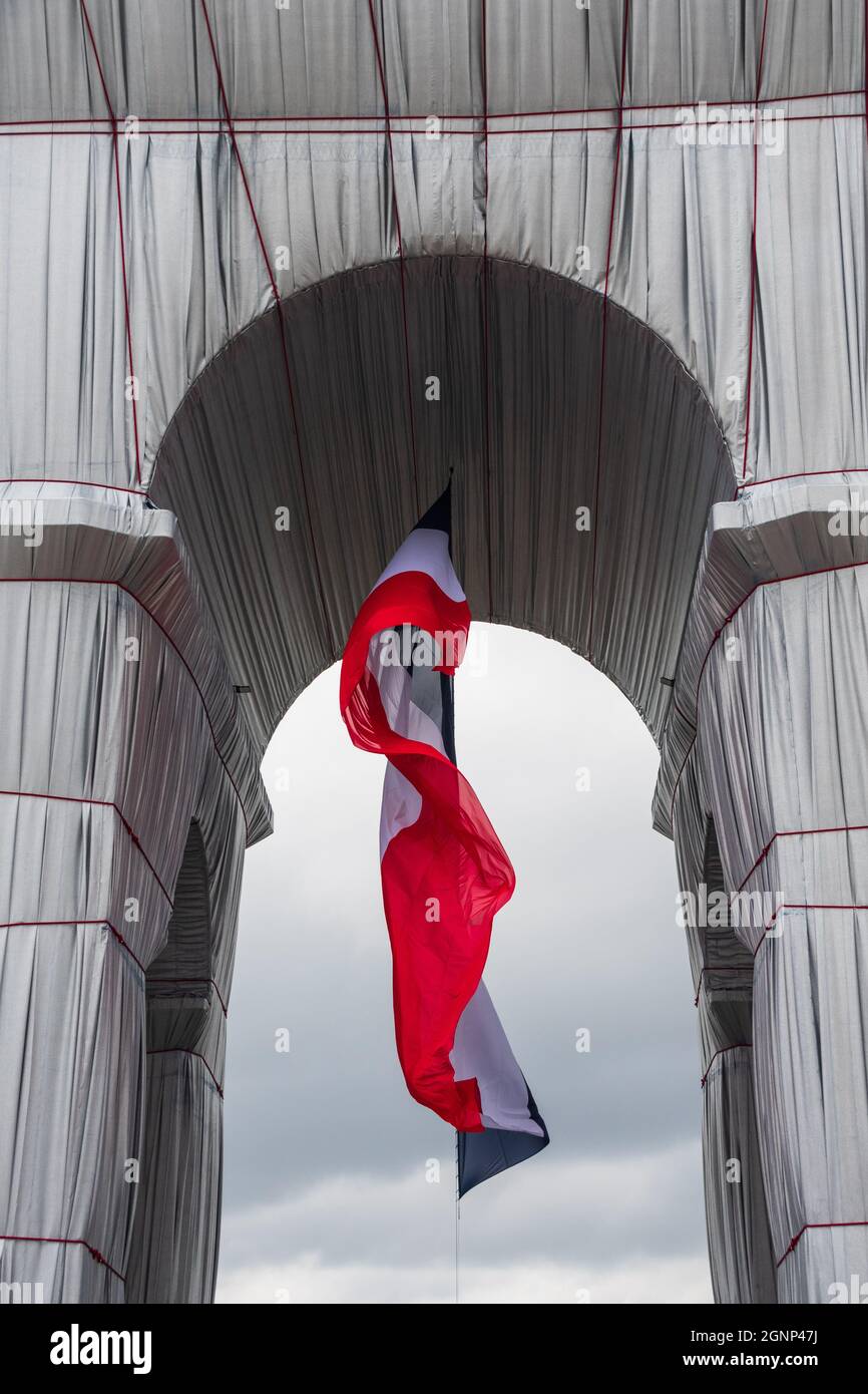 Detailed view of Christo's wrapped triumphal arch project in Paris with ...