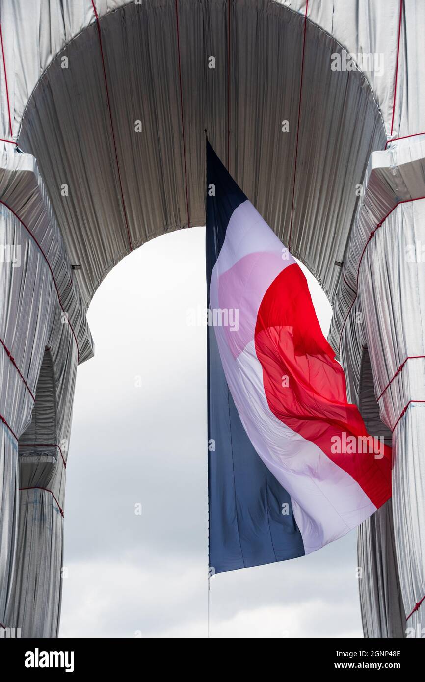 Detailed view of Christo's wrapped triumphal arch project in Paris with ...