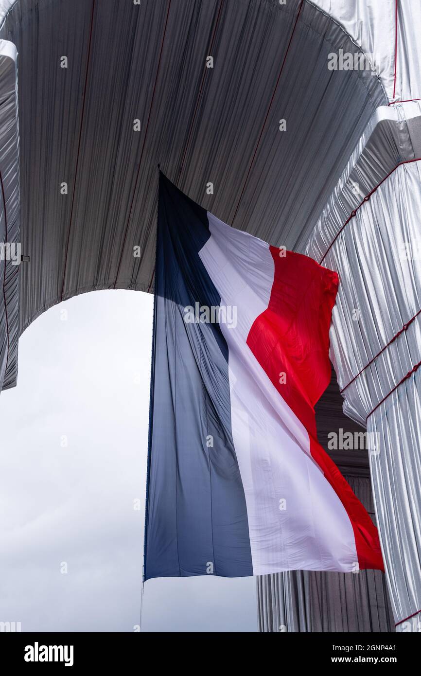 Detailed view of Christo's wrapped triumphal arch project in Paris with ...