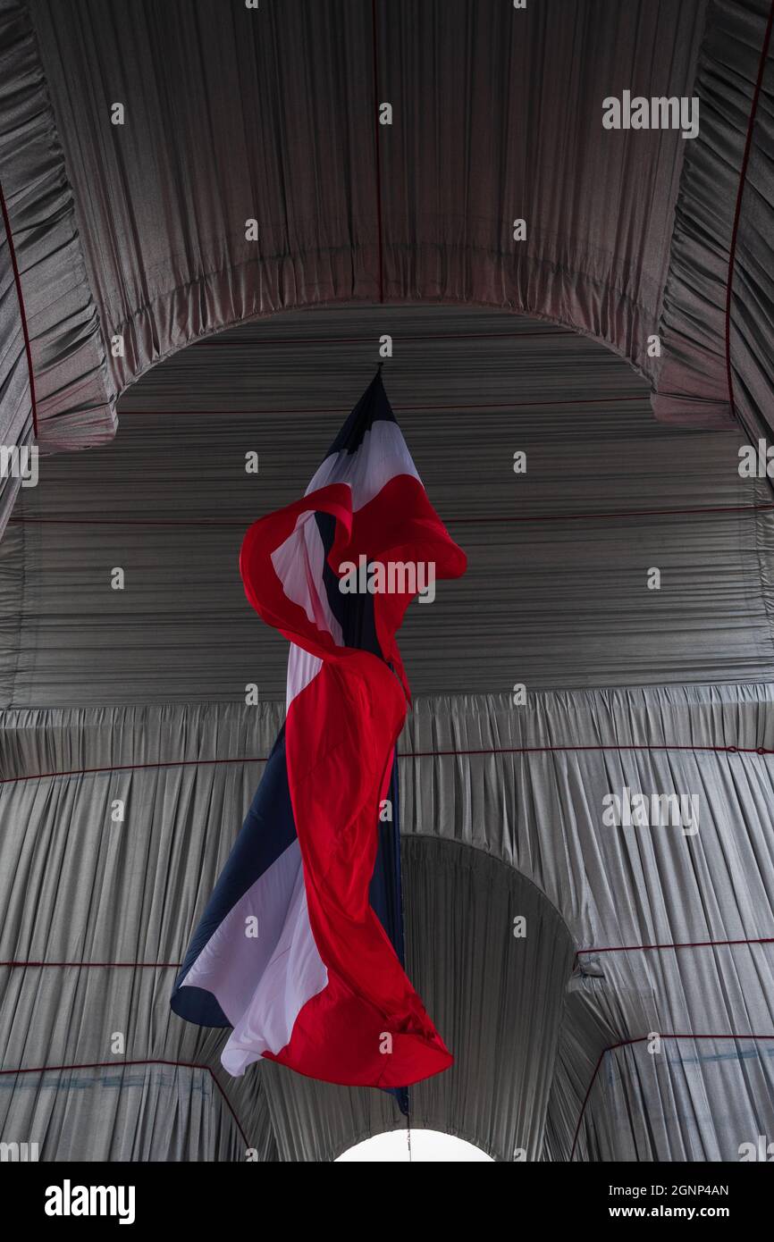 Detailed view of Christo's wrapped triumphal arch project in Paris with ...