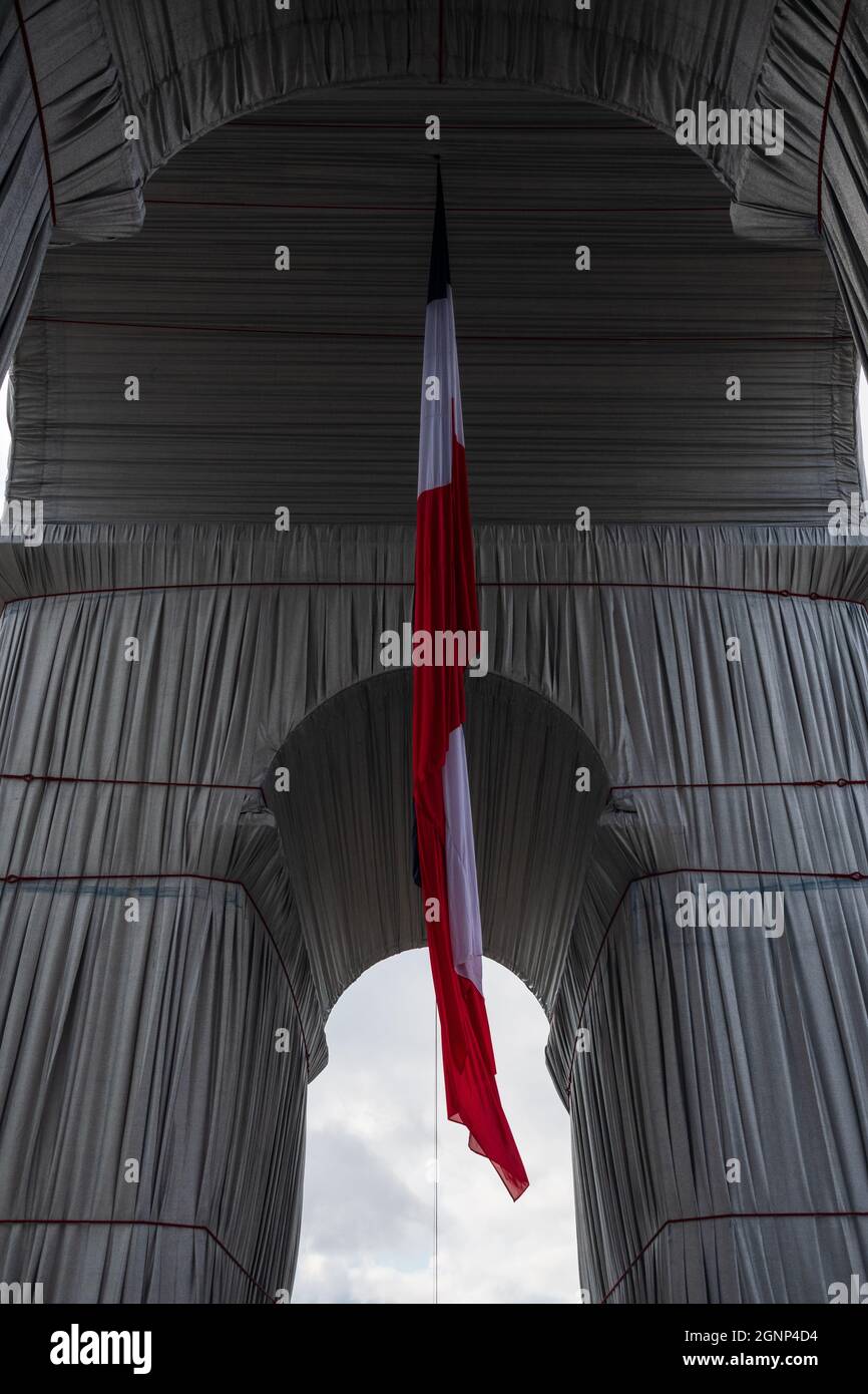 Detailed view of Christo's wrapped triumphal arch project in Paris with ...