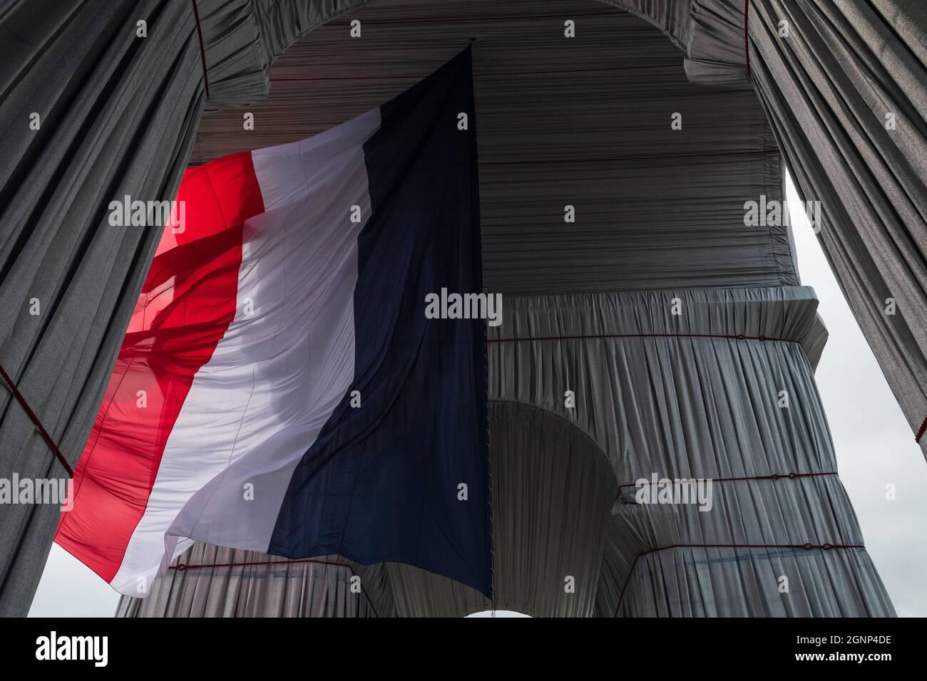 Detailed view of Christo's wrapped triumphal arch project in Paris with ...