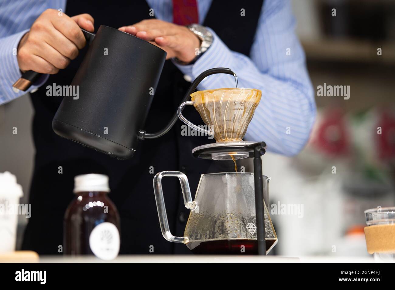 (210927) -- CHANGSHA, Sept. 27, 2021 (Xinhua) -- A barista makes coffee ...
