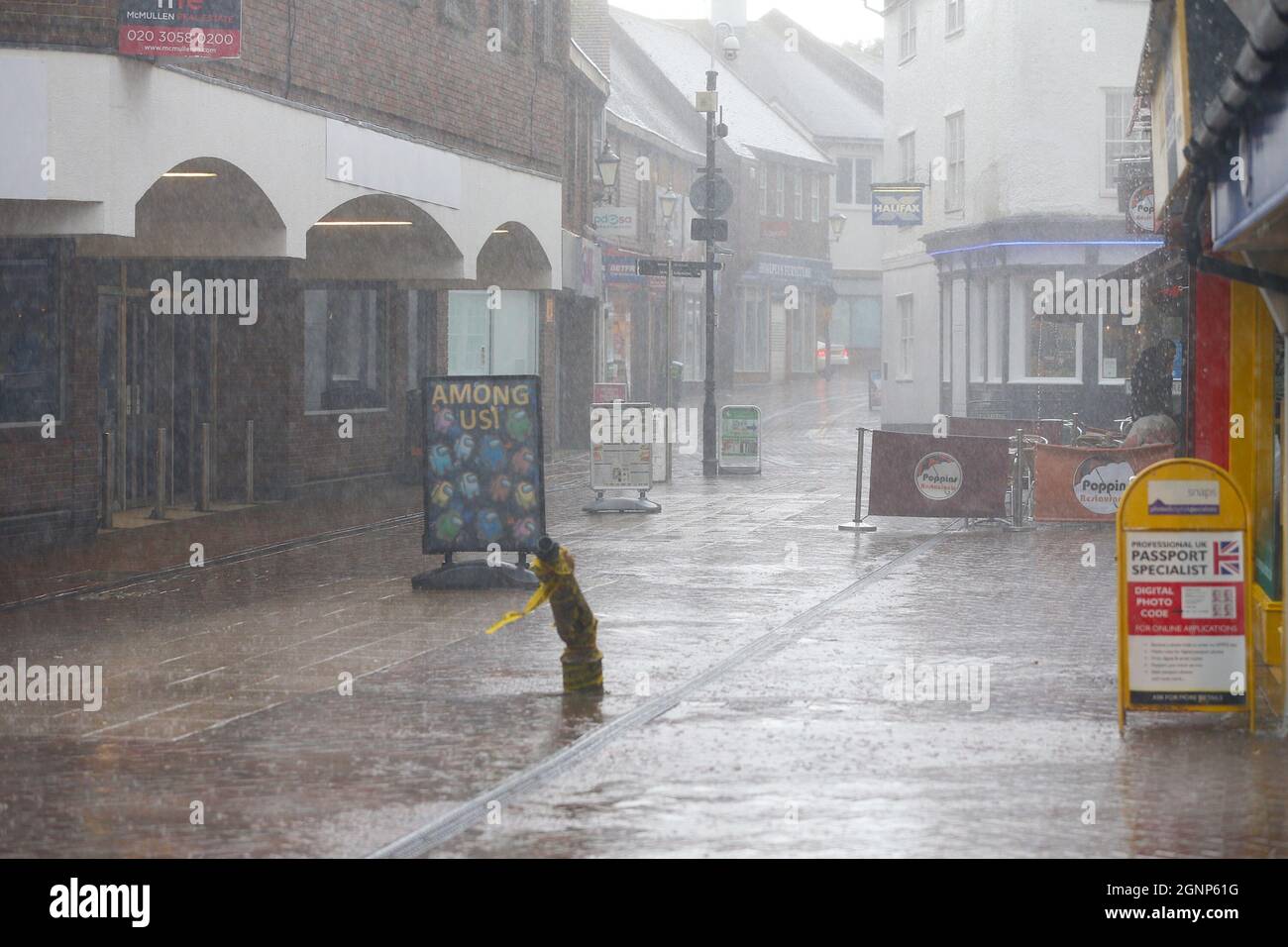 Ashford, Kent, UK. 27 Sep, 2021. UK Weather: A band of heavy rain ...