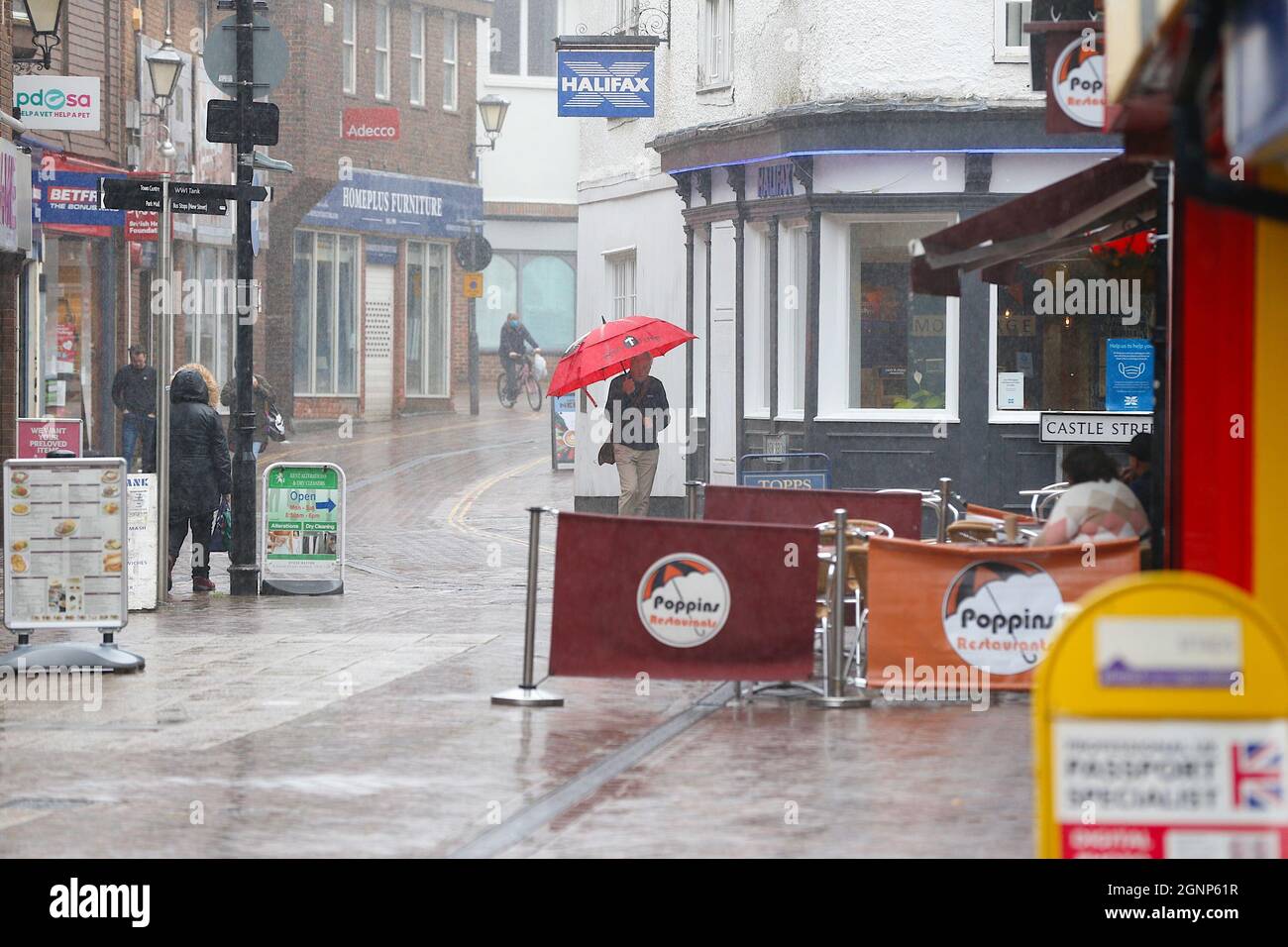 Ashford, Kent, UK. 27 Sep, 2021. UK Weather: A band of heavy rain ...