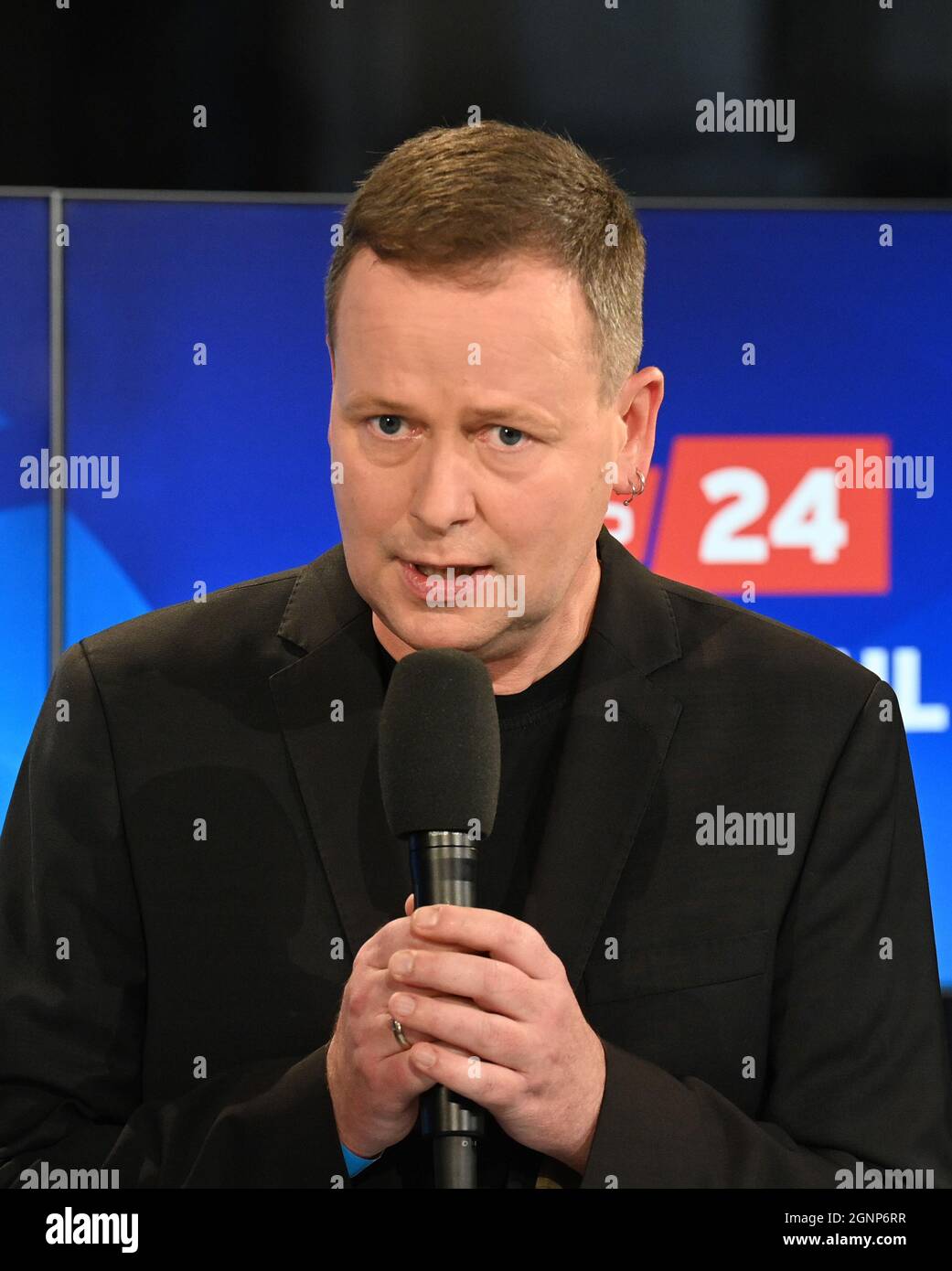 Berlin, Germany. 26th Sep, 2021. Klaus Lederer (Die Linke) speaks after ...