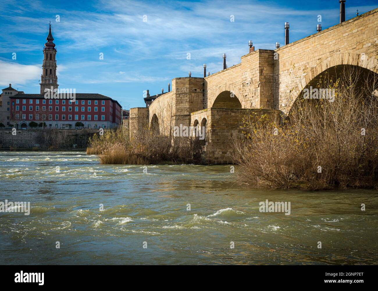 Roman bridge over Ebro river in Zaragoza city Stock Photo - Alamy