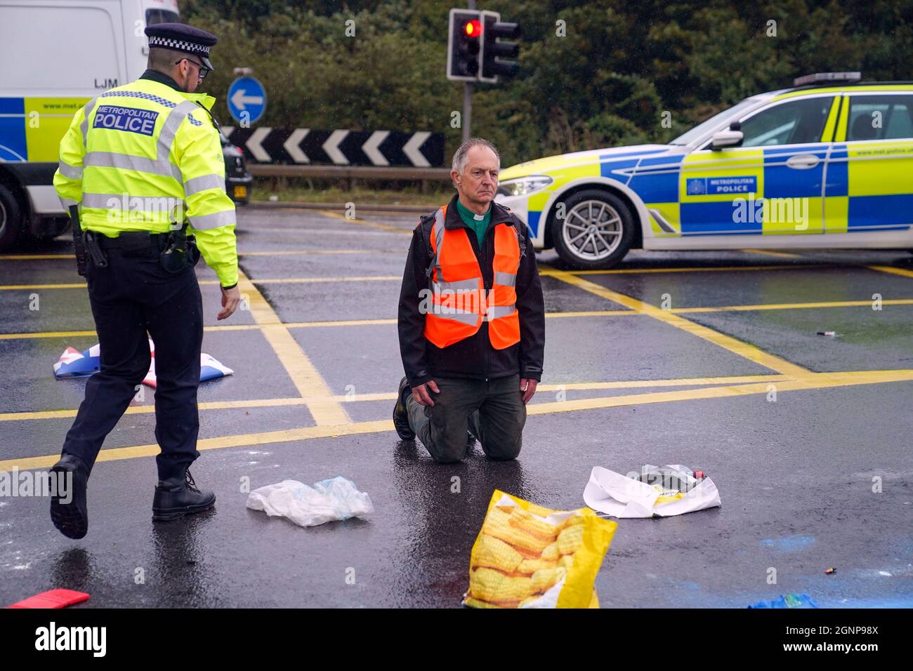 Roundabout at heathrow airport hi-res stock photography and images - Alamy