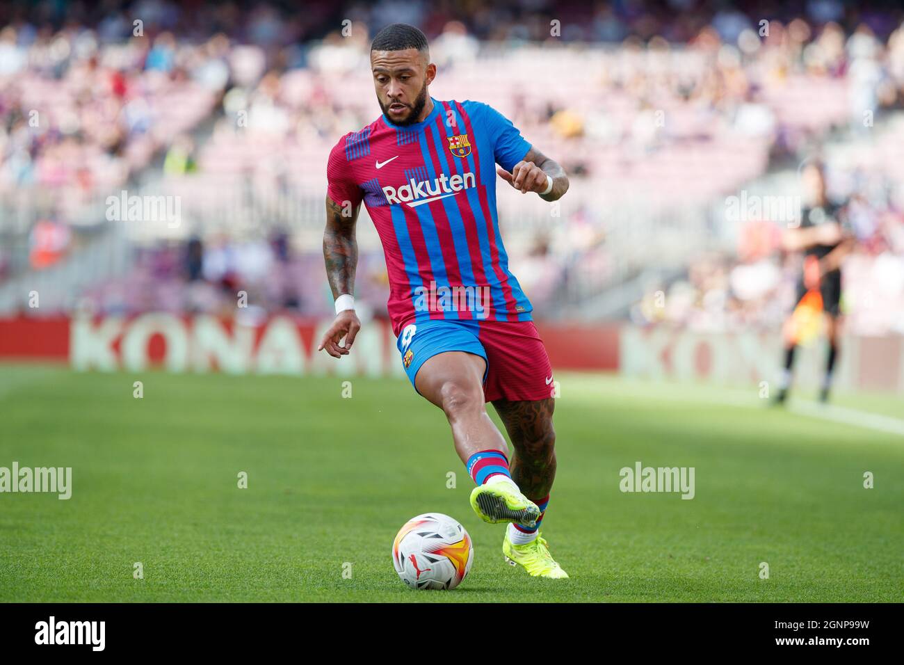 Memphis Depay of FC Barcelona in action during the LaLiga match between ...