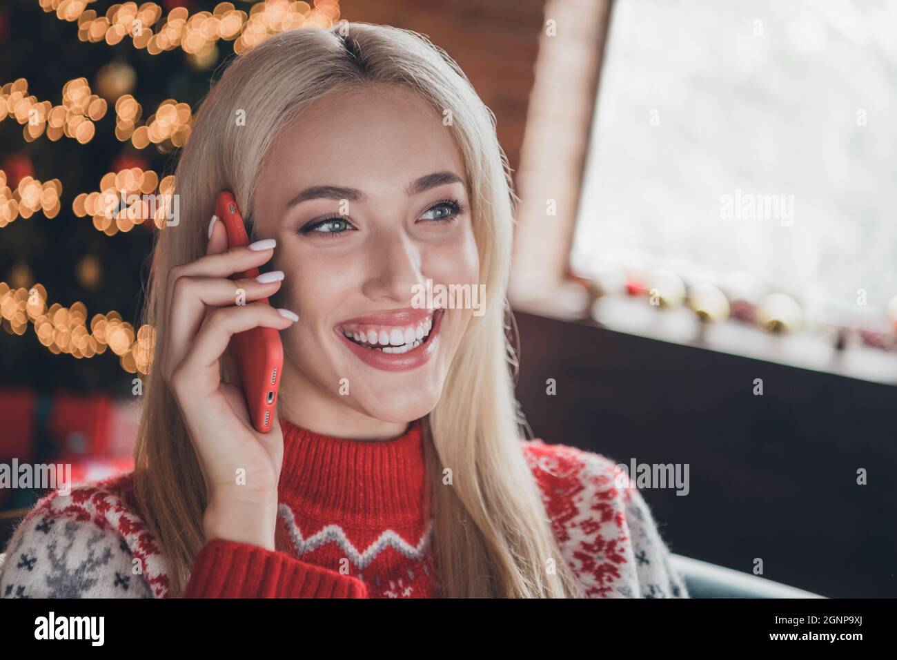 Photo of young cheerful girl happy positive smile speak talk listen ...