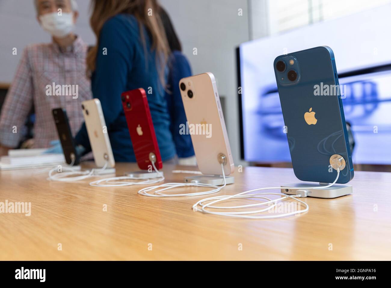 Iphone 13 launch hi-res stock photography and images - Alamy