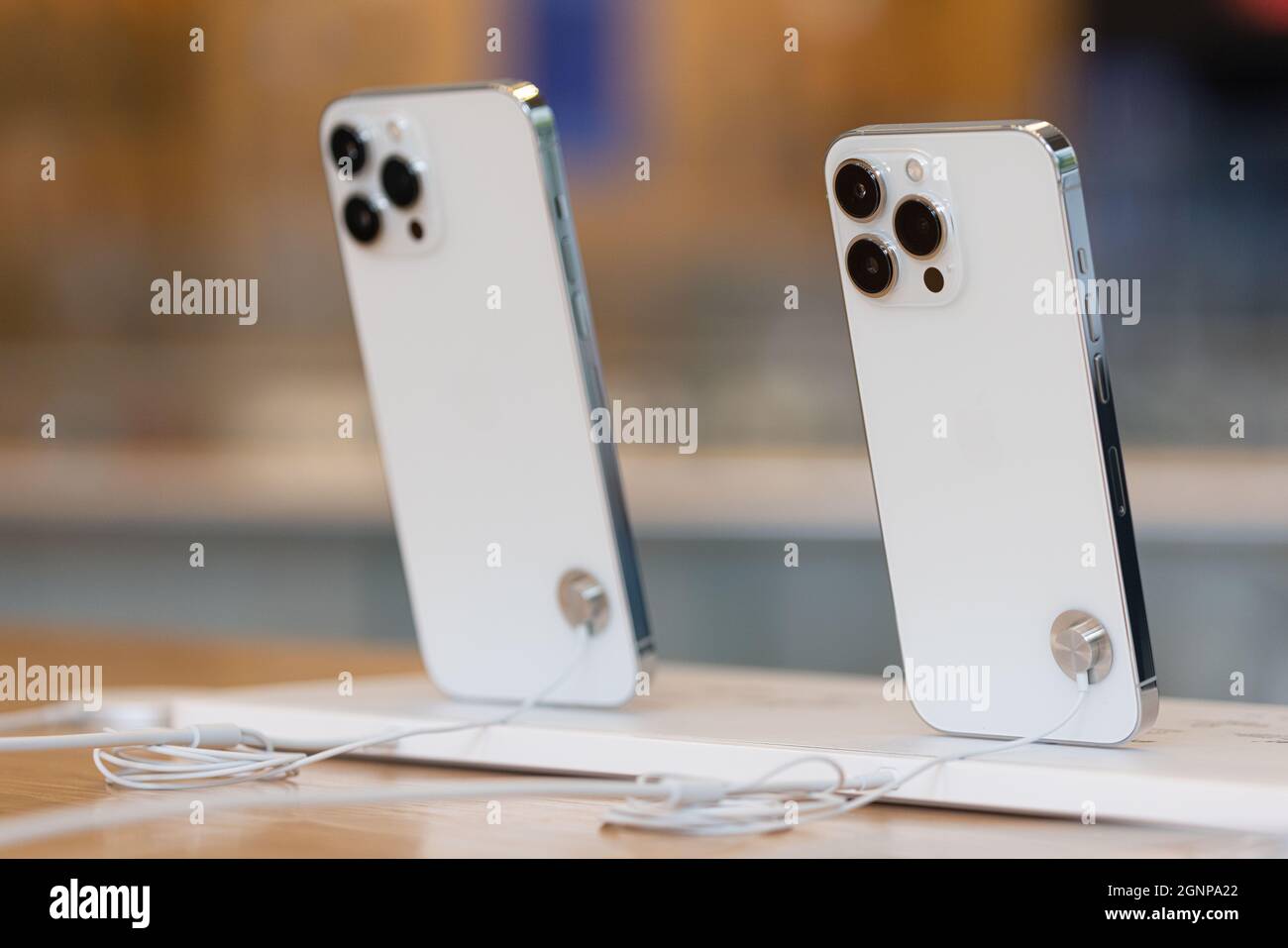 iPhone 13 Pro Max and iPhone 13 Pro on display inside the Apple Store ...