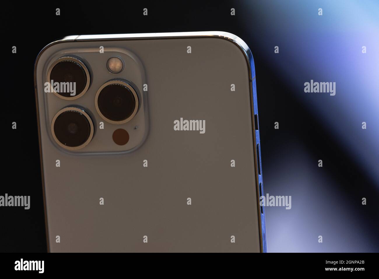 Iphone 13 and iphone 13 pro hi-res stock photography and images - Alamy