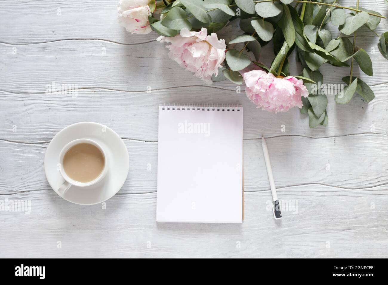 Flowers on desk hi-res stock photography and images - Alamy