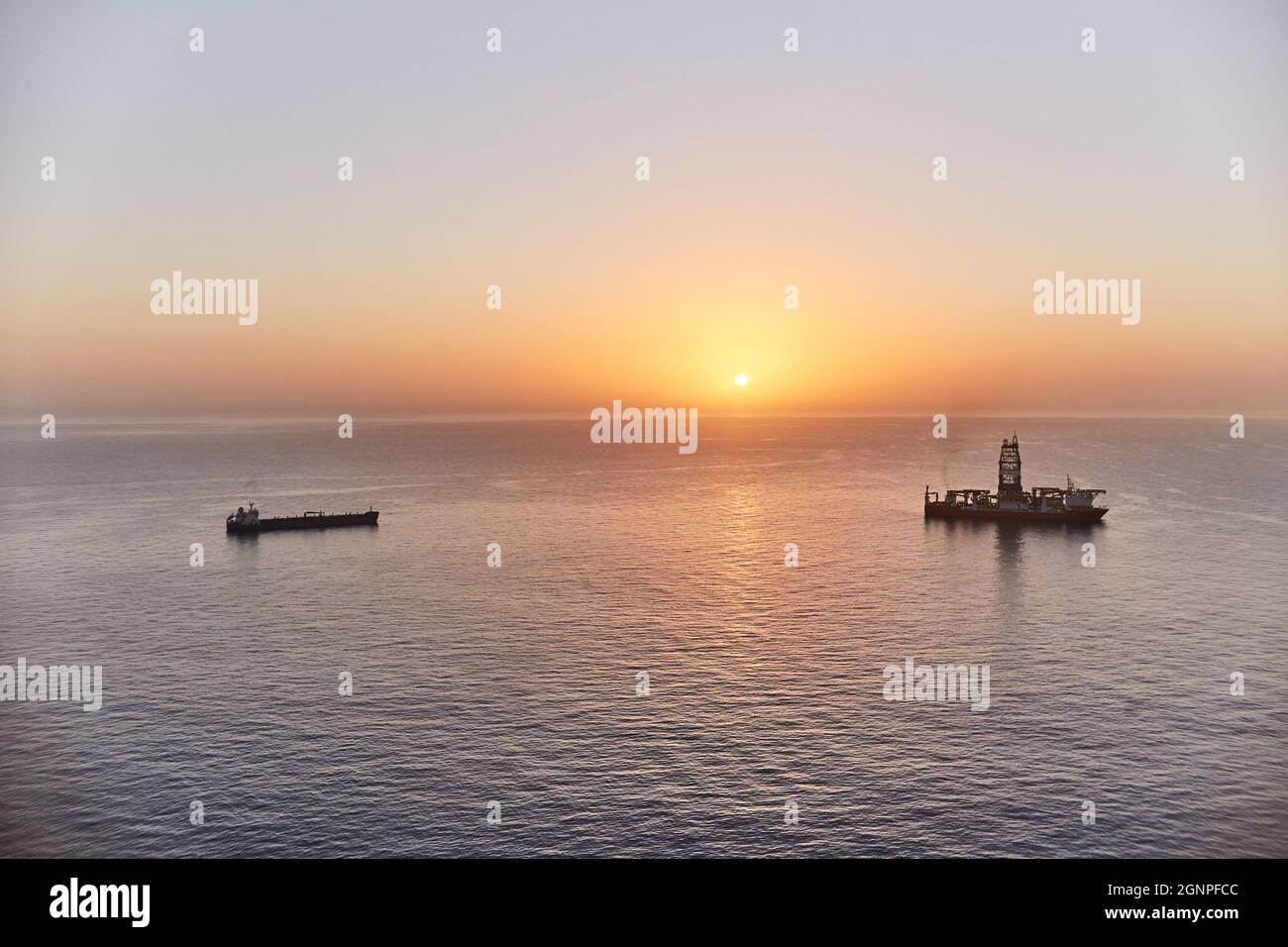 Drilling ship drilling oil well bottom ocean shelf. Geological ...