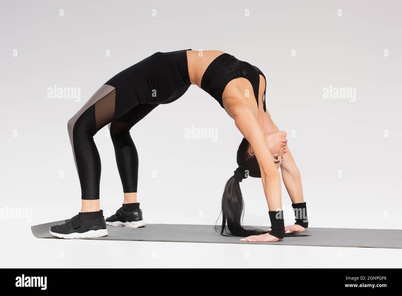 Stand handstand hi-res stock photography and images - Alamy