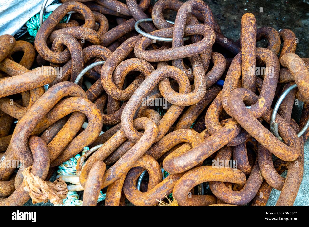Rusty wet industrial chain hi-res stock photography and images - Alamy